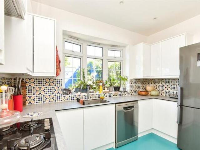 3 Bedroom House Reigate Surrey 98969228
