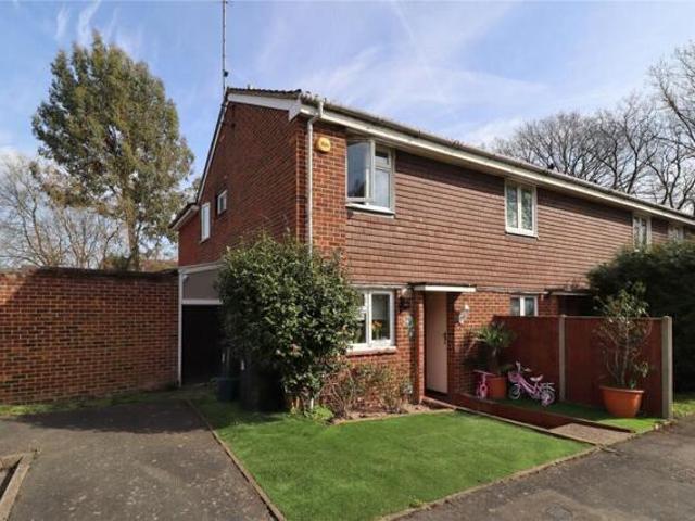 3 Bedroom House Woking Surrey 99130239