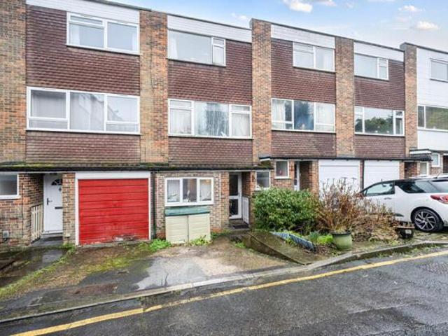 3 Bedroom House Woking Surrey LS99130332