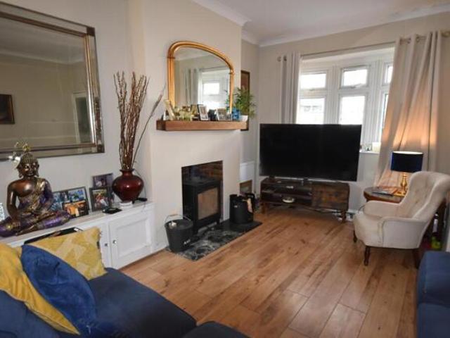 3 Bedroom House Woodford Green Greater London 98612426