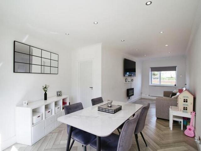 3 Bedroom House Wakefield Wakefield LS100953538