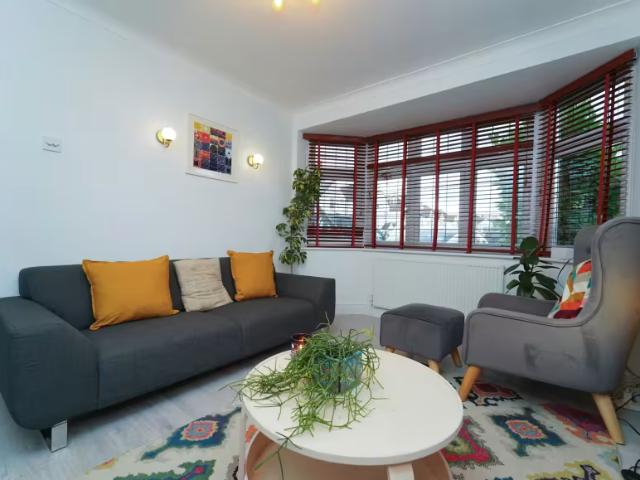 3 Bedroom House Walton on Thames Walton on Thames 96741988