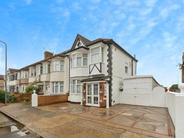 3 Bedroom House Wembley Greater London 99840034