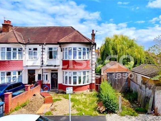 3 Bedroom House Wembley Greater London 99986350