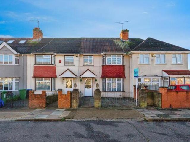 3 Bedroom House Wembley Greater London 100825178