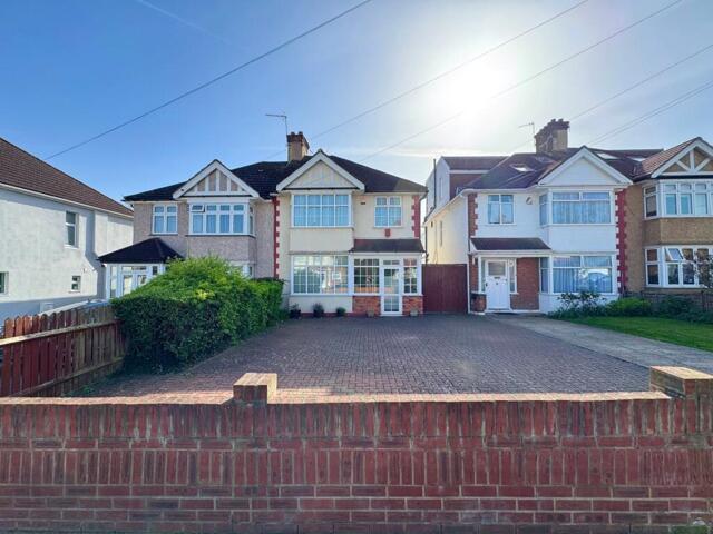 3 Bedroom House Wembley Greater London 101675541