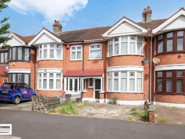 3 Bedroom House with Garden Havering Gardens RM6!
