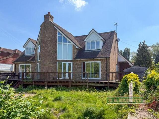 3 Bedroom House Wraysbury Berkshire 98278322
