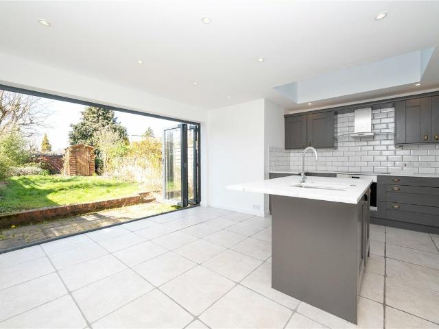 3 Bedroom house to let in Portland Street, St. Albans, Hertfordshire, AL3