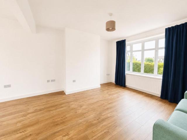 3 bedroom House To Let Total Size: 1001 SQ FT