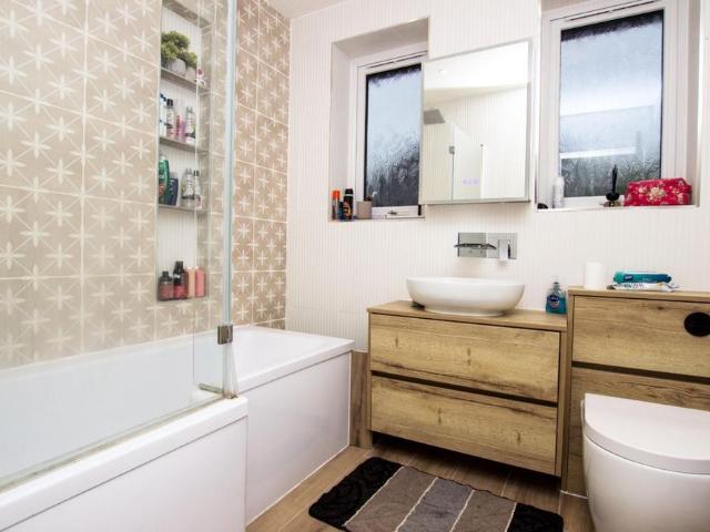 3 bedroom House To Let Total Size: 1012 SQ FT