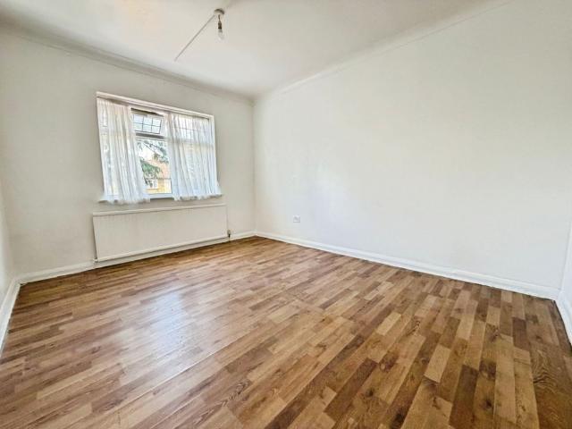 3 bedroom House To Let Total Size: 1023 SQ FT