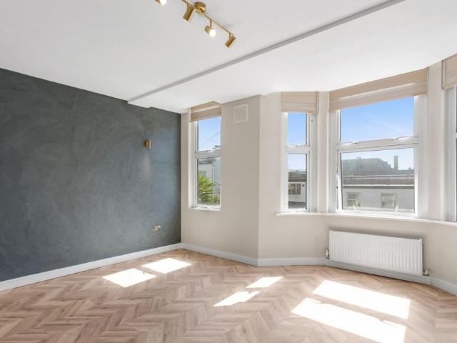 3 bedroom House To Let Total Size: 548 SQ FT