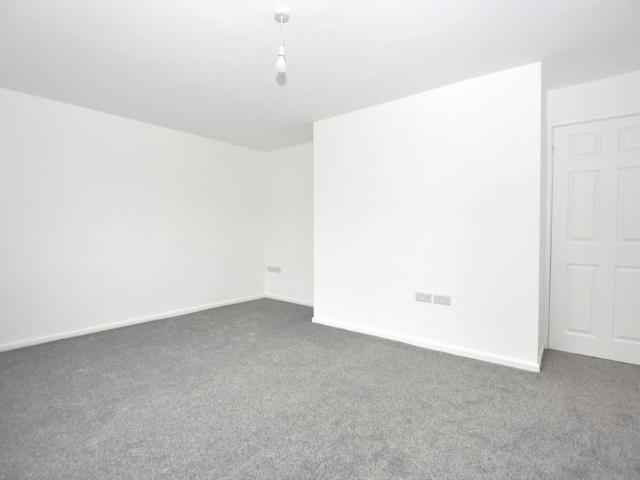 3 bedroom House To Let Total Size: 743 SQ FT