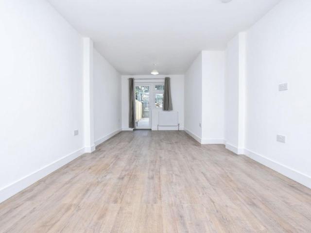 3 bedroom House To Let Total Size: 765 SQ FT