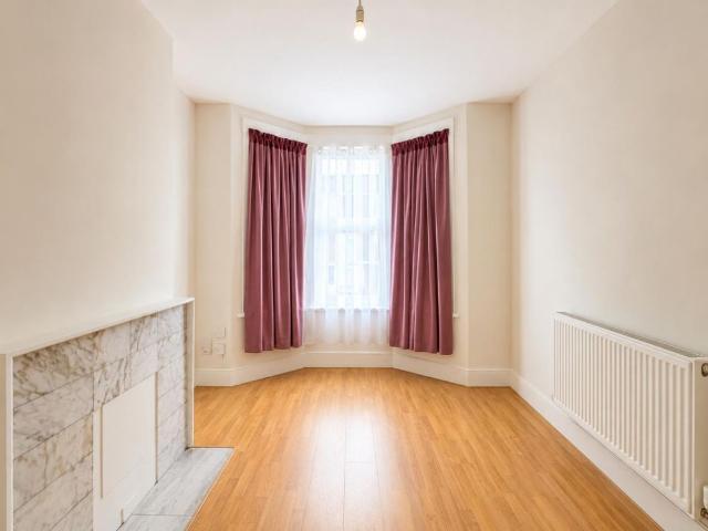 3 bedroom House To Let Total Size: 786 SQ FT