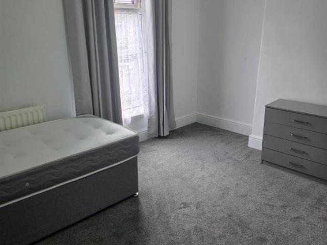 3 bedroom House To Let Total Size: 807 SQ FT