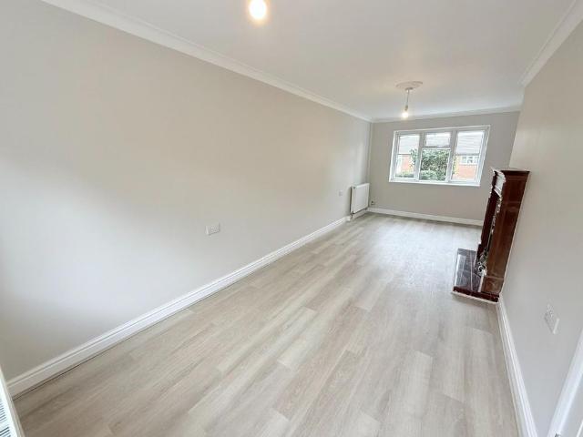 3 bedroom House To Let Total Size: 808 SQ FT