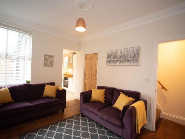 3 bedroom House To Let Total Size: 883 SQ FT