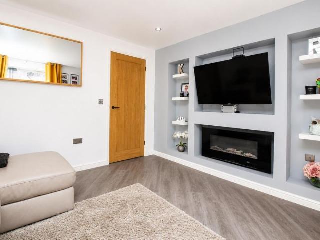3 bedroom House To Let Total Size: 904 SQ FT