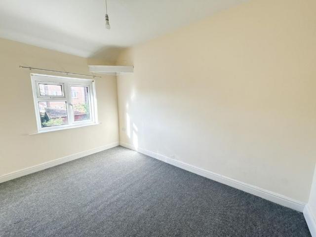 3 bedroom House To Let Total Size: 915 SQ FT