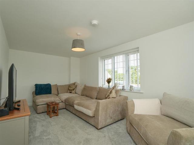 3 bedroom House To Let Total Size: 948 SQ FT