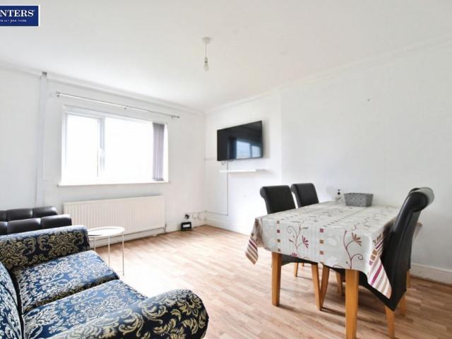 3 bedroom House To Let Total Size: 991 SQ FT