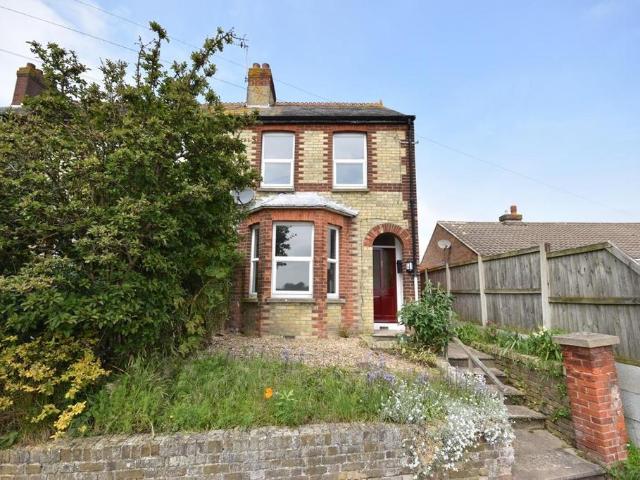 3 bedroom end of terrace house to rent