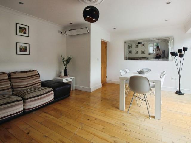 3 bedroom House To Rent Total Size: 1011 SQ FT