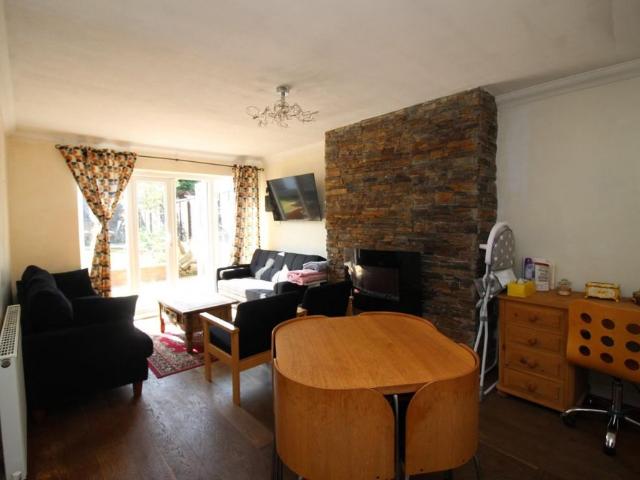 3 bedroom House To Rent Total Size: 1051 SQ FT