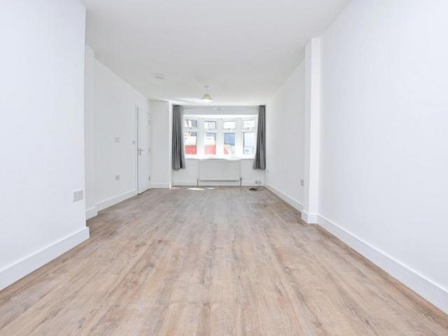 3 bedroom House To Rent Total Size: 765 SQ FT