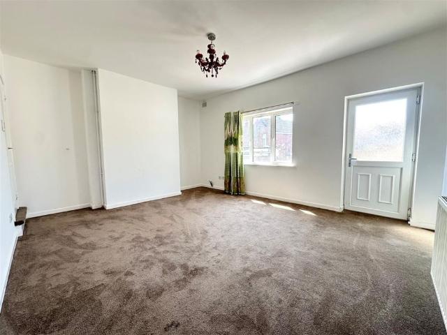 3 bedroom House To Rent Total Size: 765 SQ FT