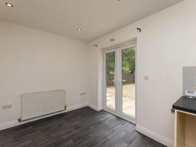 3 bedroom House To Rent Total Size: 840 SQ FT