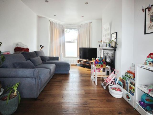 3 bedroom House To Rent Total Size: 850 SQ FT