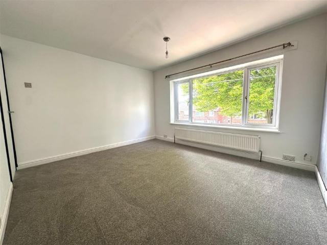 3 bedroom House To Rent Total Size: 883 SQ FT