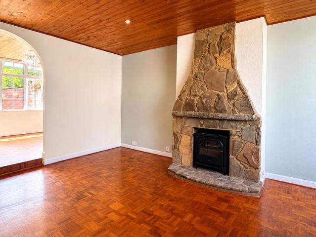 3 bedroom House To Rent Total Size: 883 SQ FT
