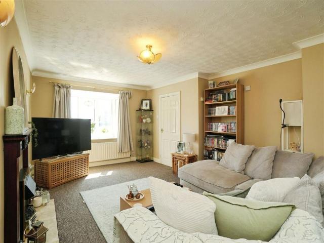 3 bedroom House To Rent Total Size: 829 SQ FT