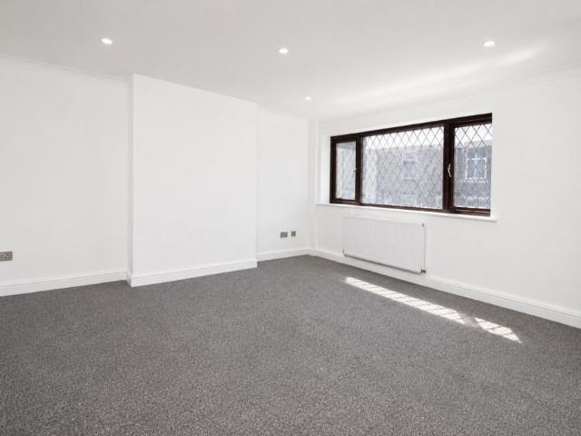 3 bedroom House To Rent Total Size: 829 SQ FT
