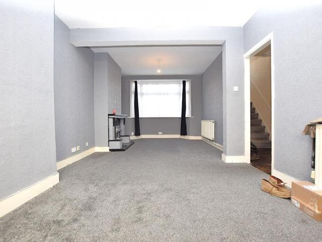 3 bedroom House To Rent Total Size: 943 SQ FT