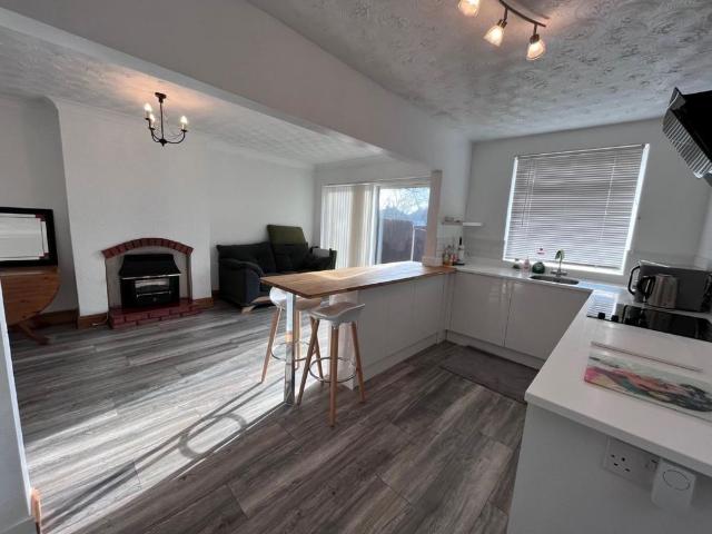 3 bedroom House To Rent Total Size: 958 SQ FT