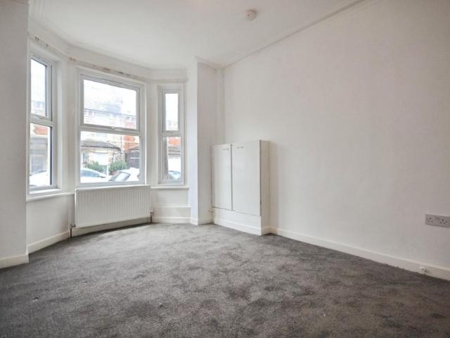 3 bedroom House To Rent Total Size: 904 SQ FT
