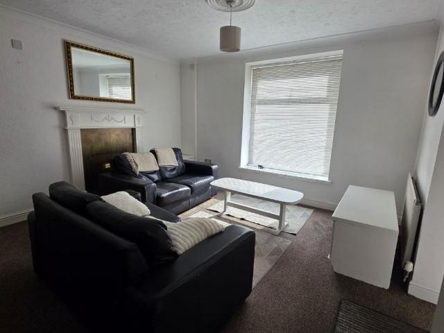 3 bedroom House To Rent Total Size: 937 SQ FT