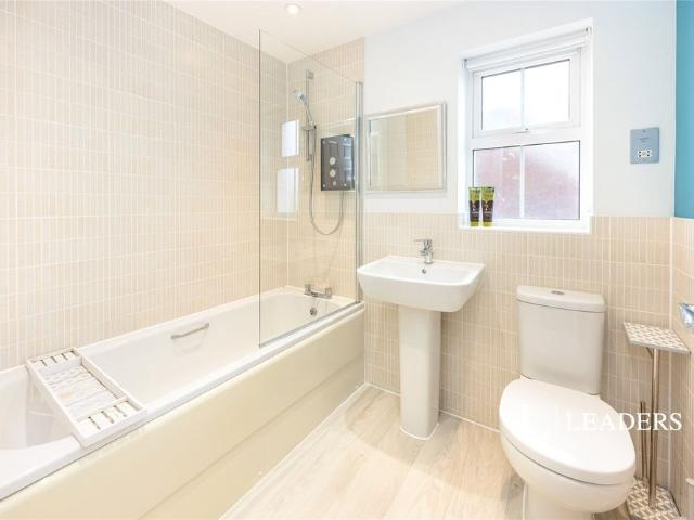 3 bedroom house to rent Westvale Road, Horley, Surrey, RH6
