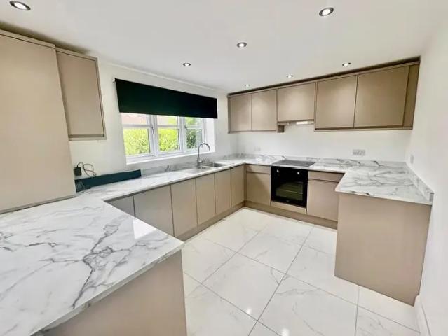 3 Bedroom House To Rent In Thorold Close, Clifton, NG11