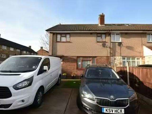 3+ bedroom house to rent in Thatches Grove, Romford, RM6