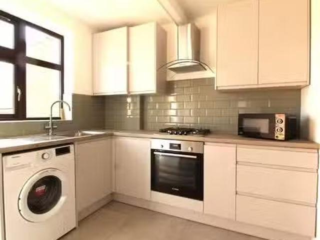 3+ bedroom house to rent in Broomgrove Gardens, Edgware, HA8