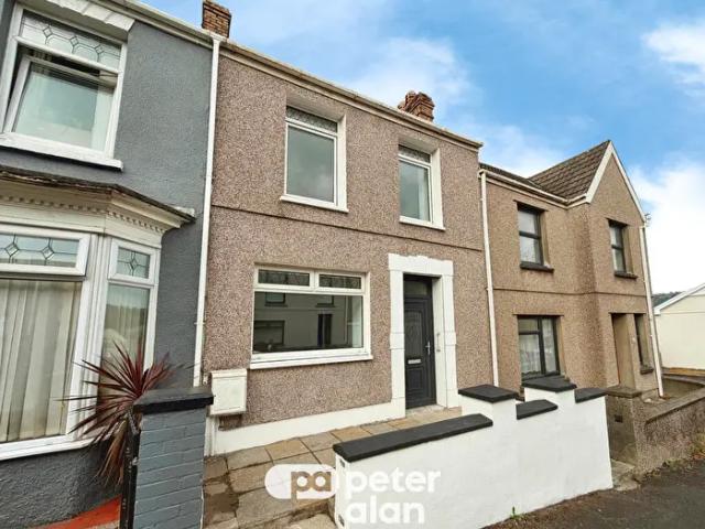 3 Bedroom House To Rent In Causeway Street, Kidwelly, SA17