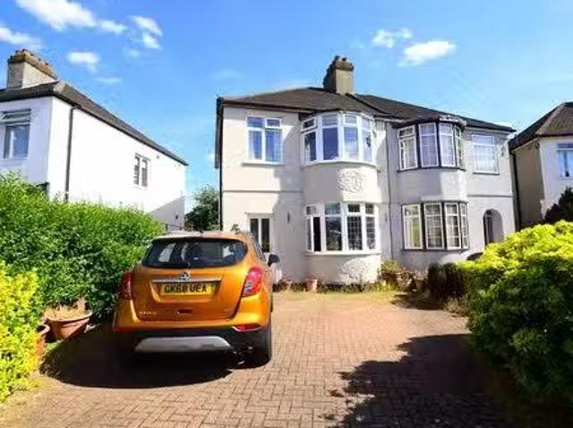 3+ bedroom house to rent in Eddy Close, Romford, RM7