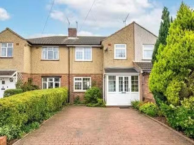 3+ bedroom house to rent in Firham Park Avenue, Romford, RM3