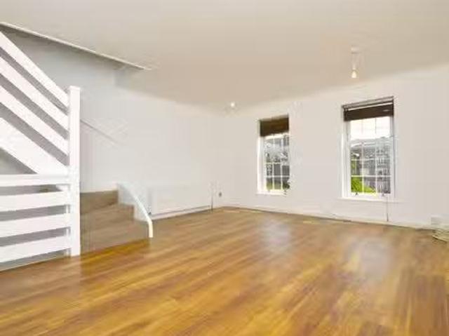 3+ bedroom house to rent in Furze Close, Redhill, Surrey, RH1